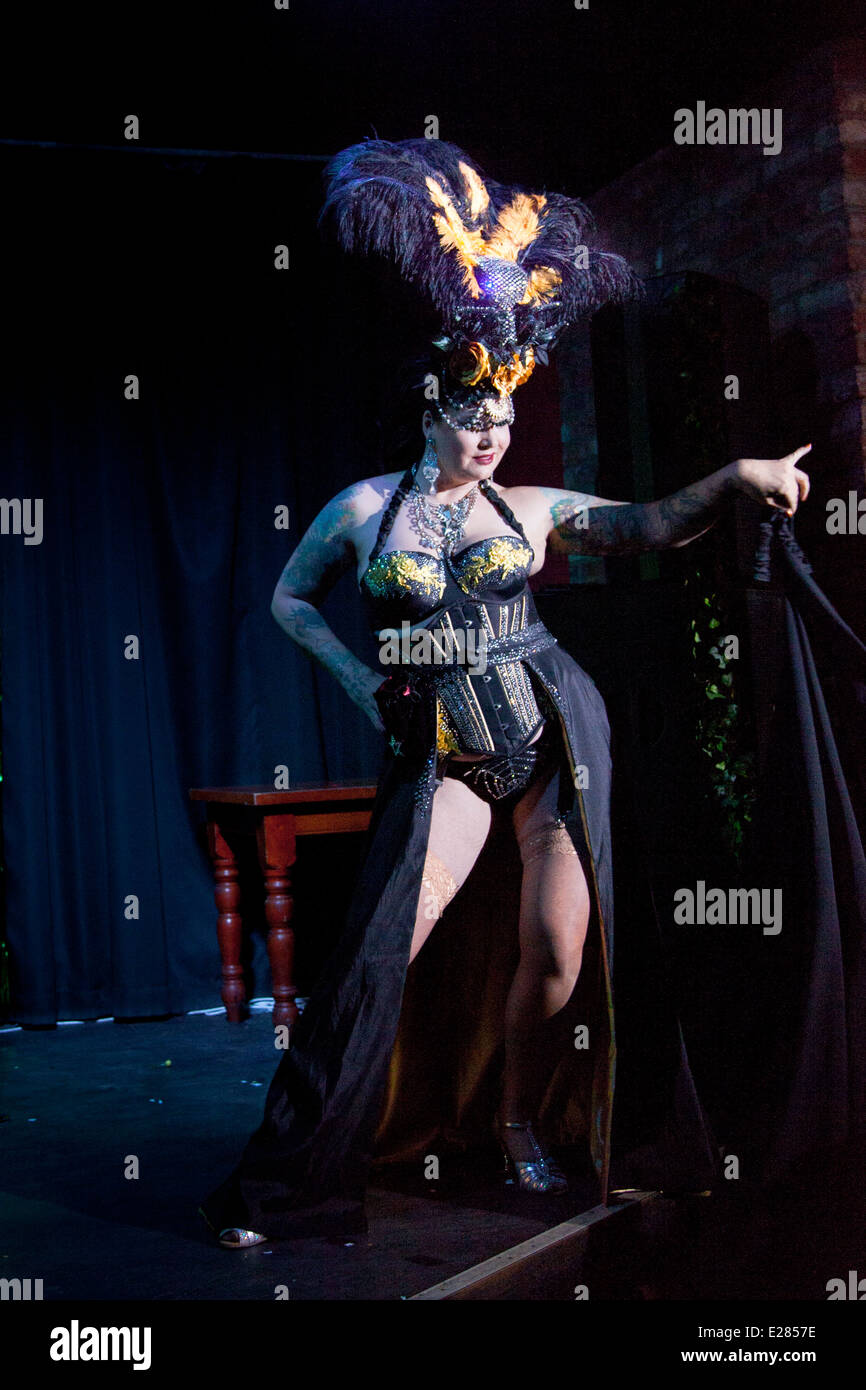 Raven noir secrets boudoir burlesque Banque de photographies et d’images à haute résolution - Alamy