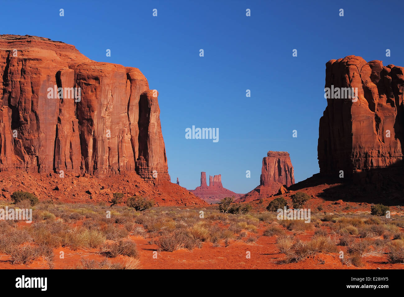 Le beau grès Navajo rouge du paysage emblématique de la Vallée de ...
