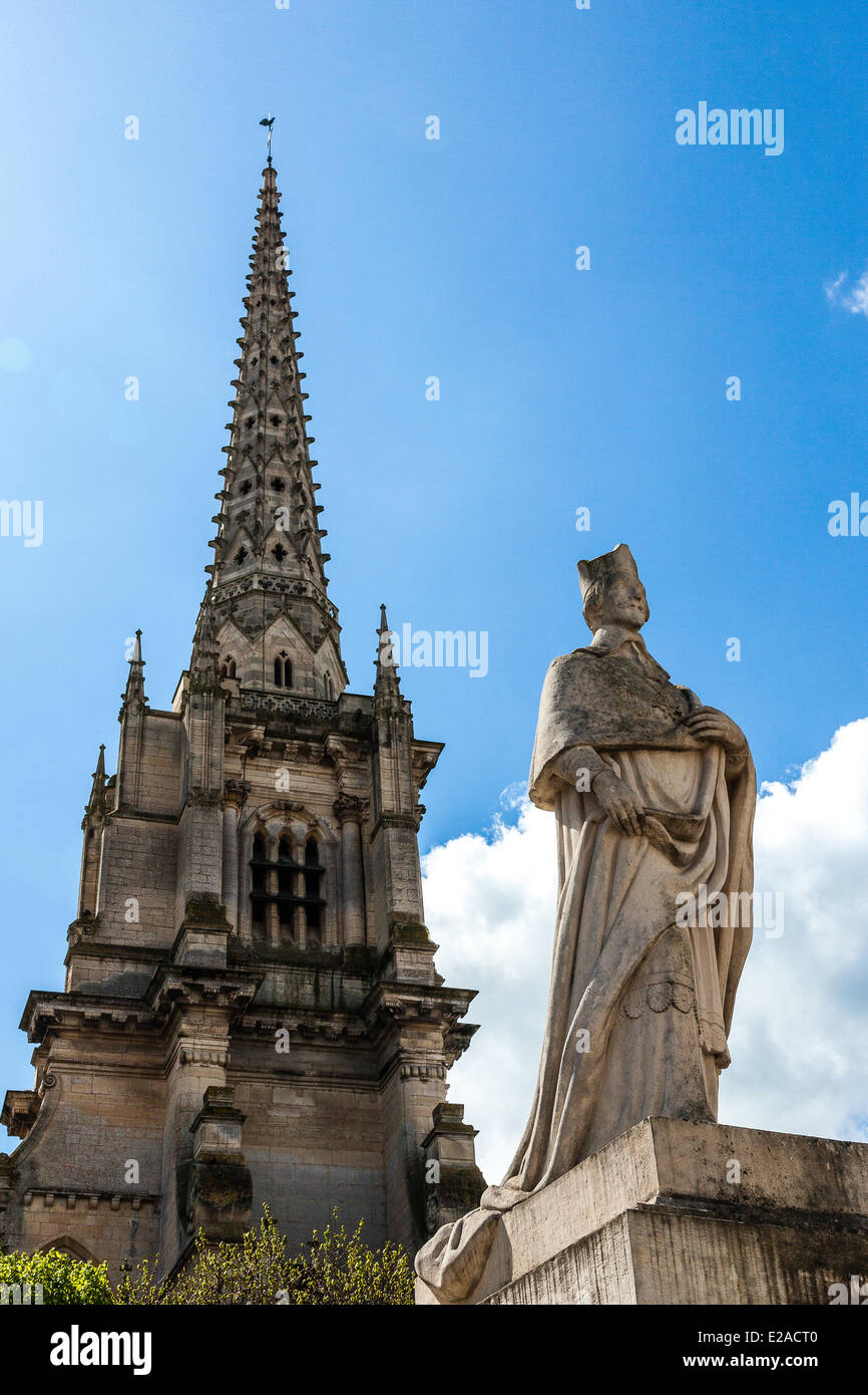 France, Vendée, Lucon, Richelieu statue devant Notre Dame de l ...
