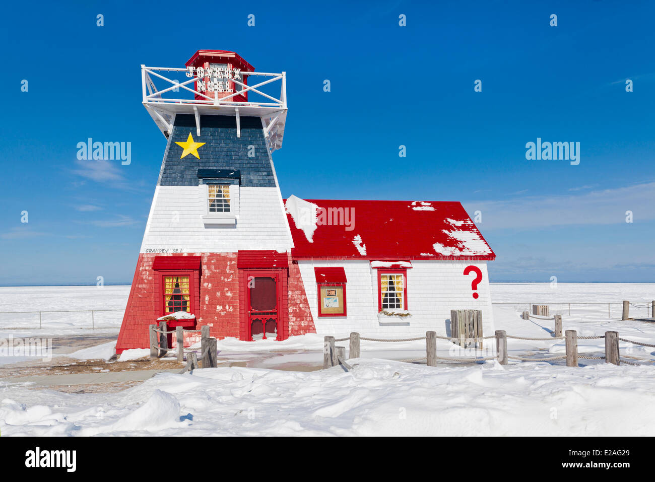 Canada, Nouveau-Brunswick Province, Grande Anse, le phare peint aux ...