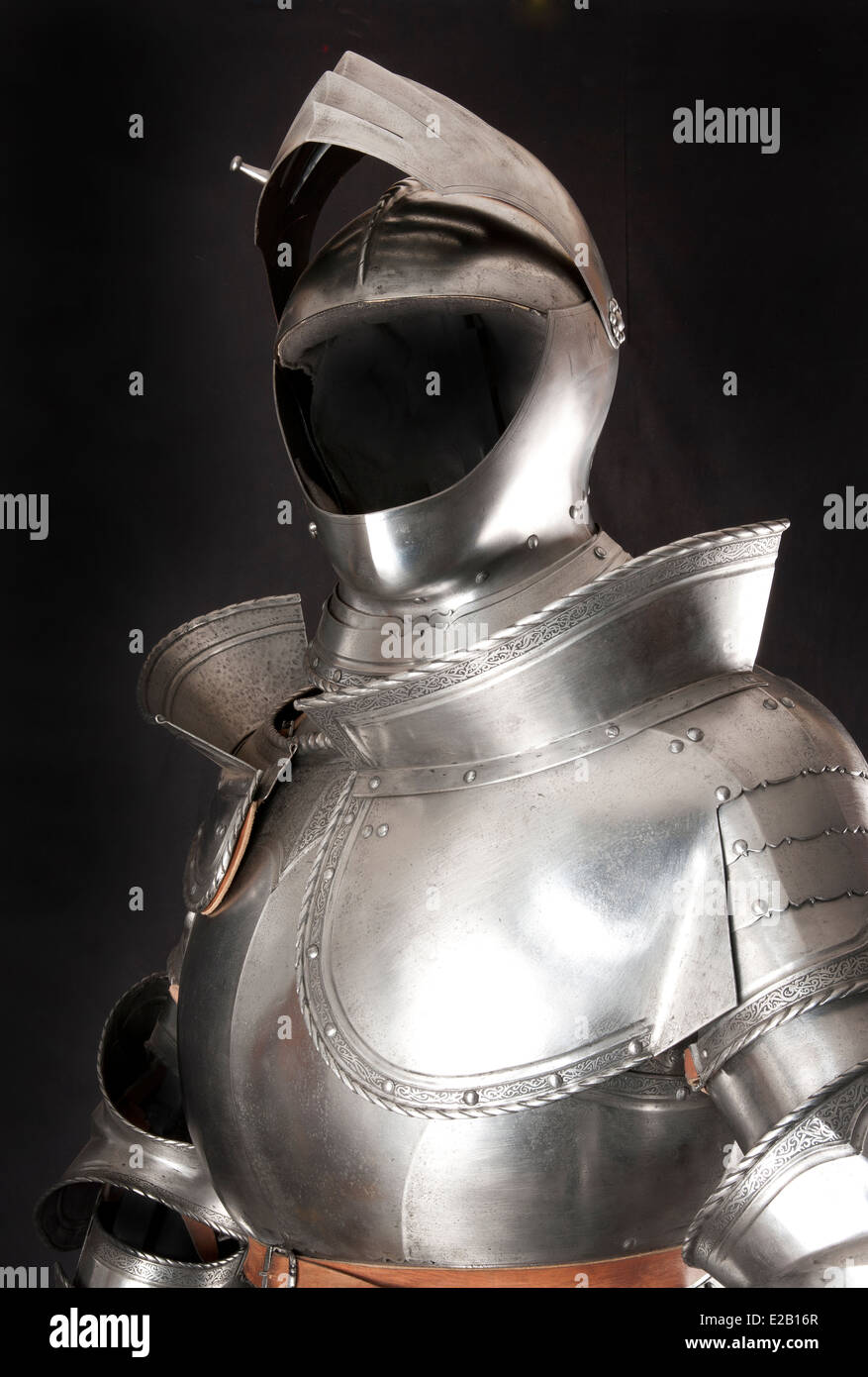 L'armure de chevalier médiéval. Protection métallique du soldat contre ...