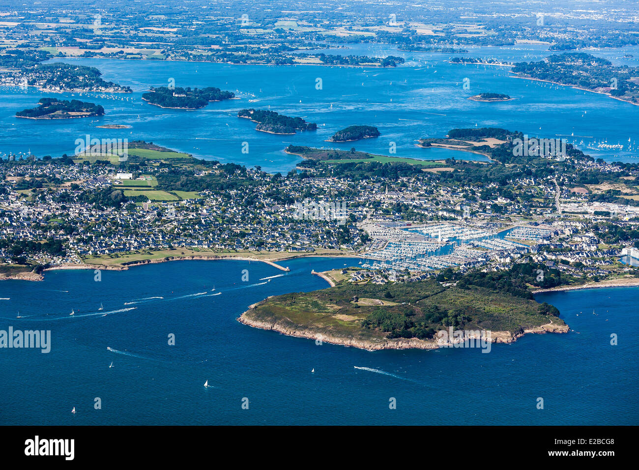 France, Morbihan, presqu'île de Rhuys, Arzon, Le Petit Mont, Le Crouesty port et du Golfe du ...