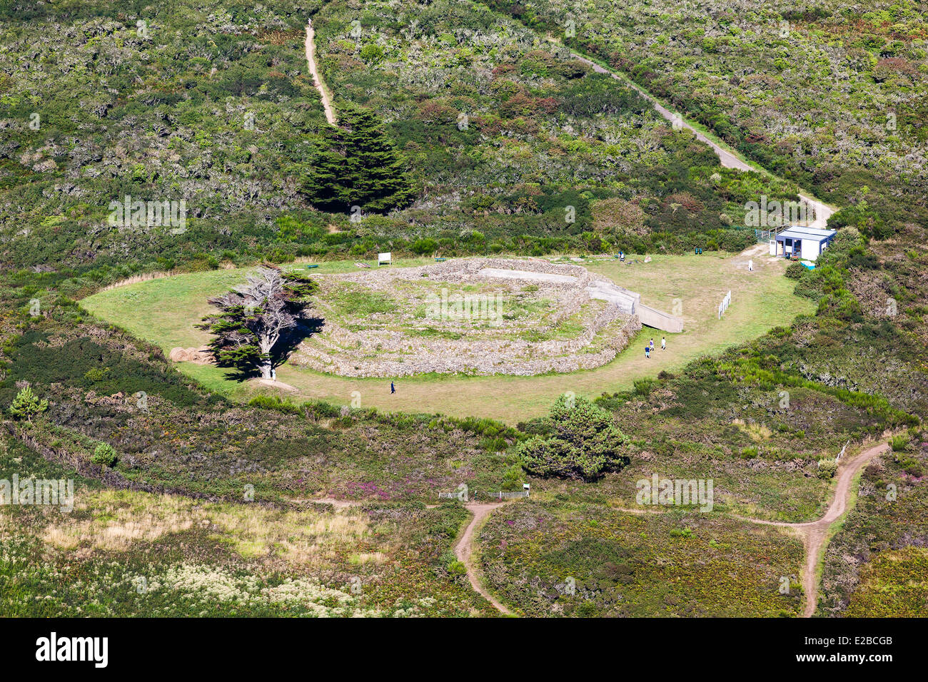 France, Morbihan, Golfe du Morbihan, presqu'île de Rhuys, Arzon, Le Petit Mont cairn (vue ...