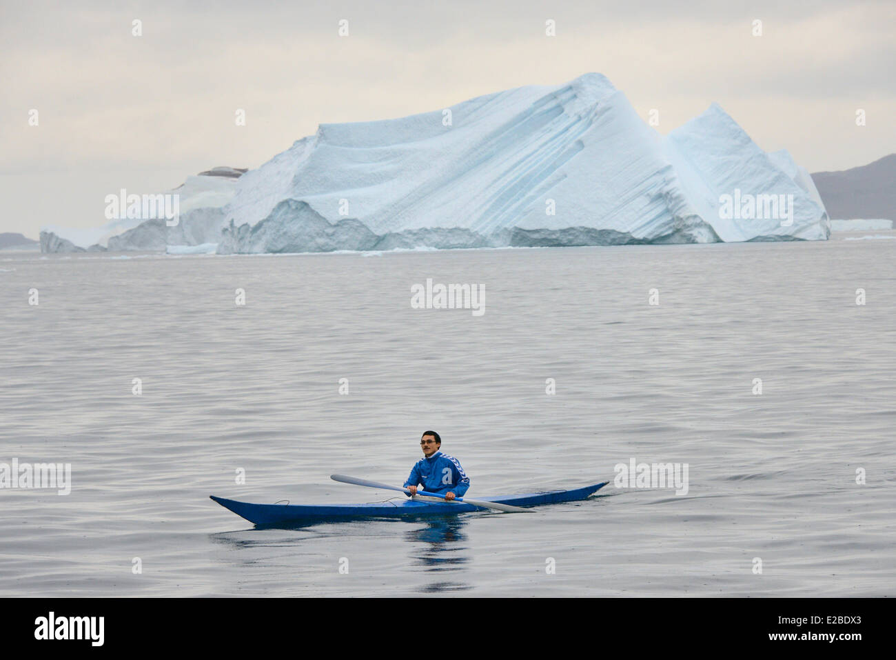 Le Groenland, baie de Baffin, Tasiusaq, kayakiste Inuit Photo Stock - Alamy
