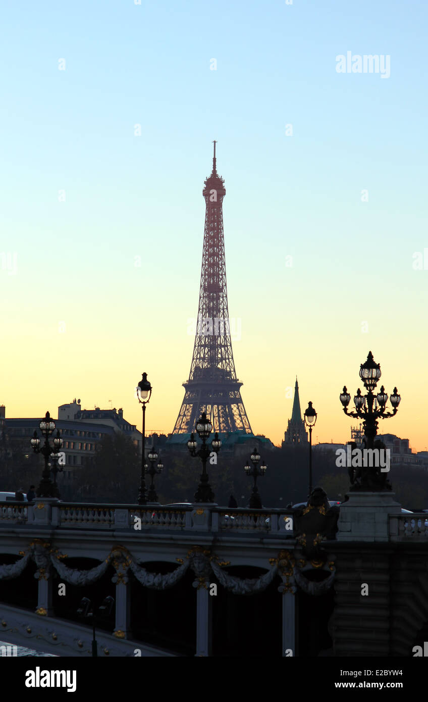 Soleil du soir sur la tour Banque de photographies et d’images à haute résolution - Alamy