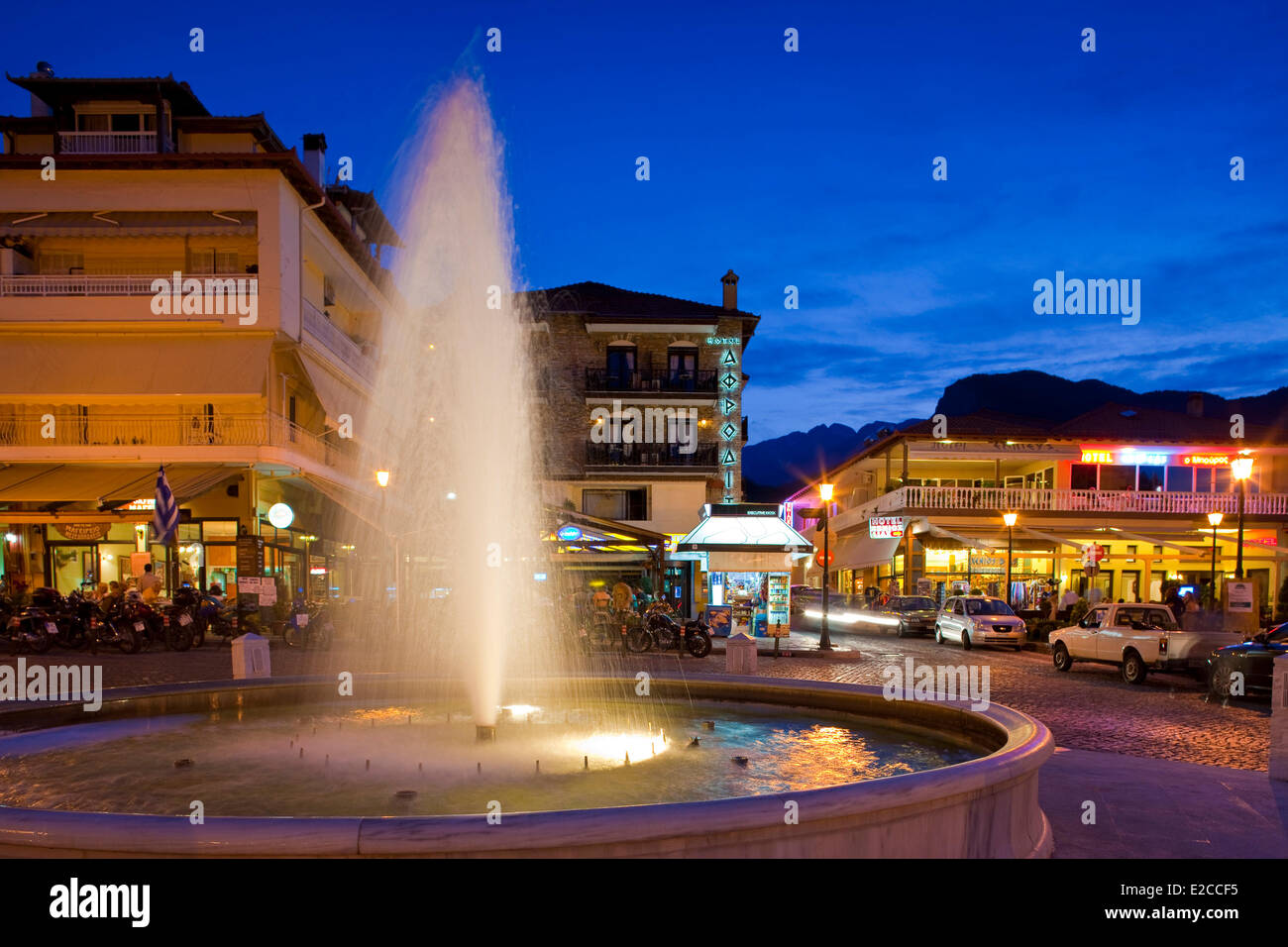 La Grèce, Macédoine, Thrace, le Mont Olympe, le village de Litochoro ...