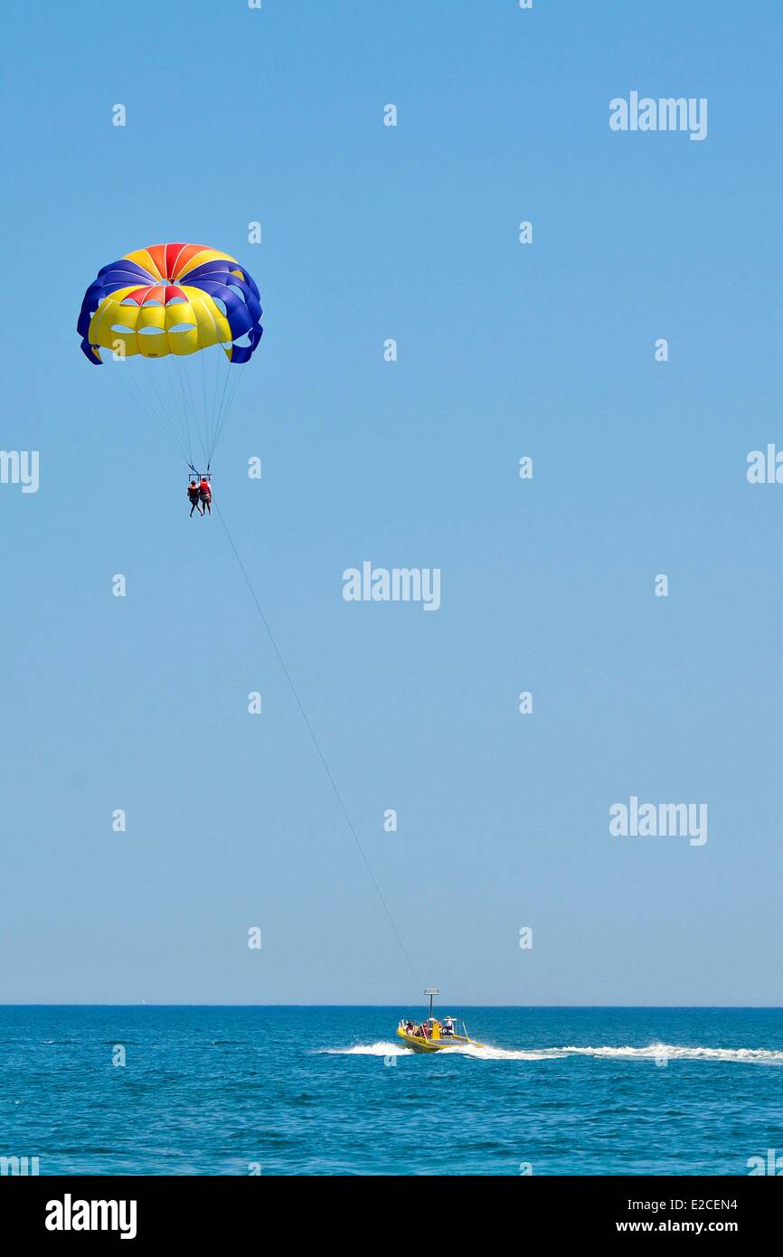 La France, l'Hérault, Valras plage, parachute vers le haut tiré par un ...