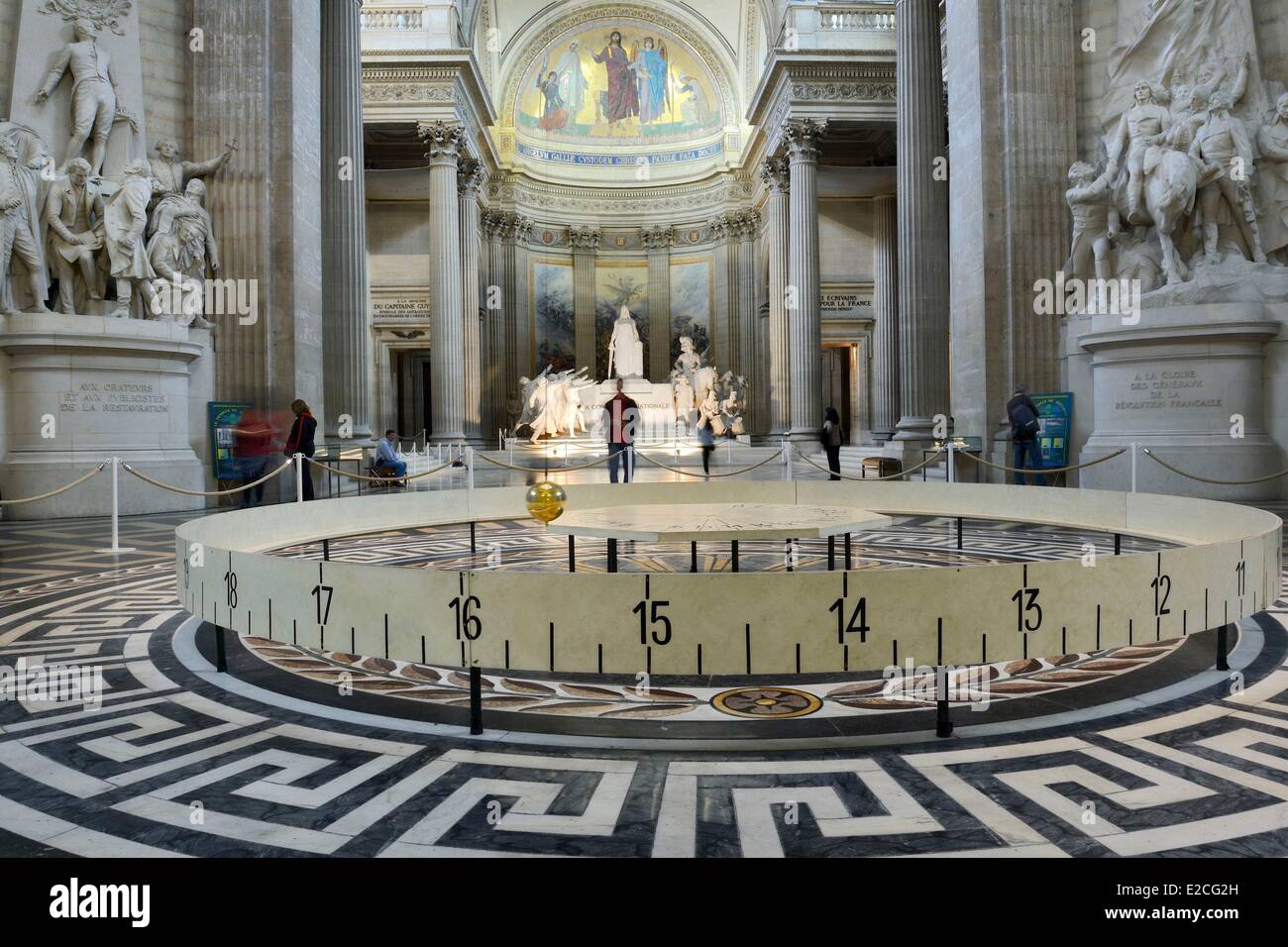 France, Paris, le Panthéon, la pendule de Foucault sous le dôme de la ...