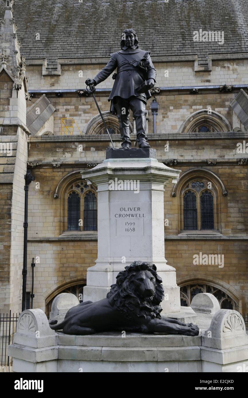 Cromwell statue Banque de photographies et d’images à haute résolution ...