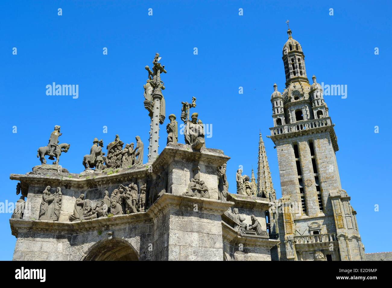 Finistere Pleyben l'église et le calvaire dans l'enclos paroissial ...