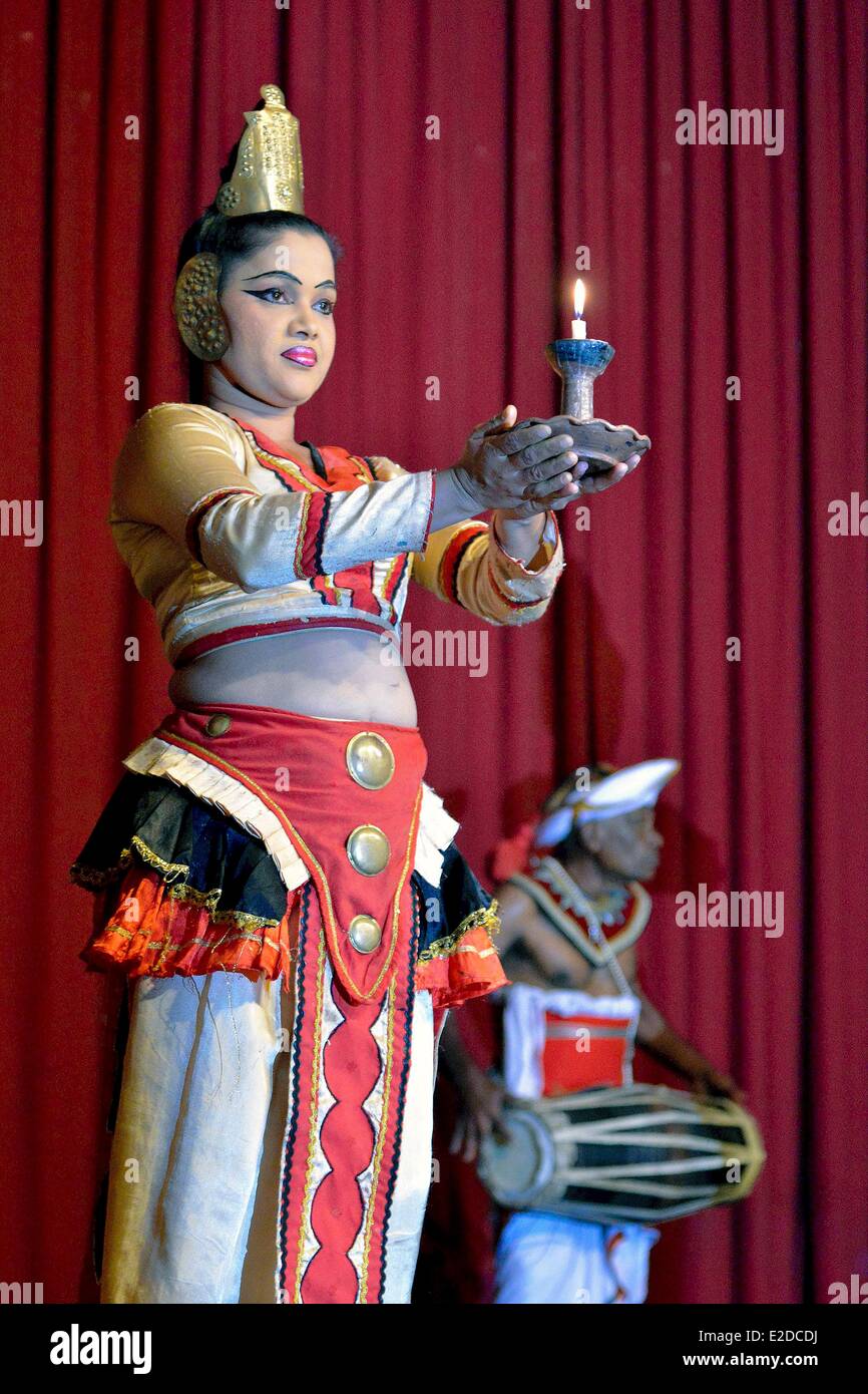 Costume traditionnel sri lanka Banque de photographies et d’images à ...