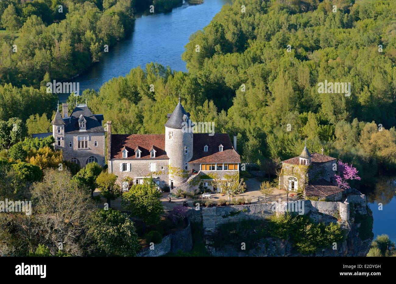 France Lot le Château de Belcastel au bord de la rivière Dordogne (vue ...