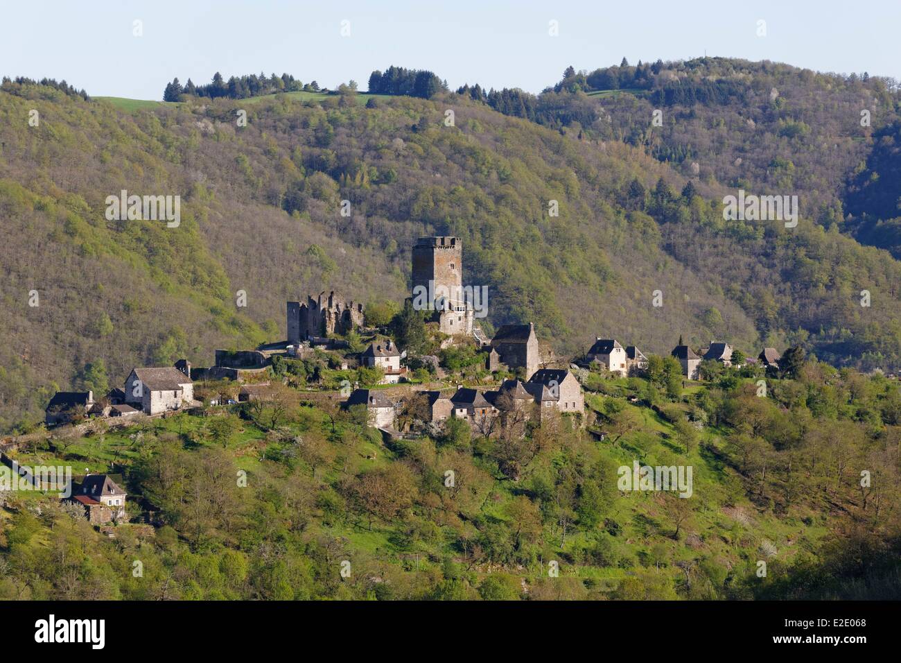 France Aveyron Vallon village et château les Gorges de la Truyere ...