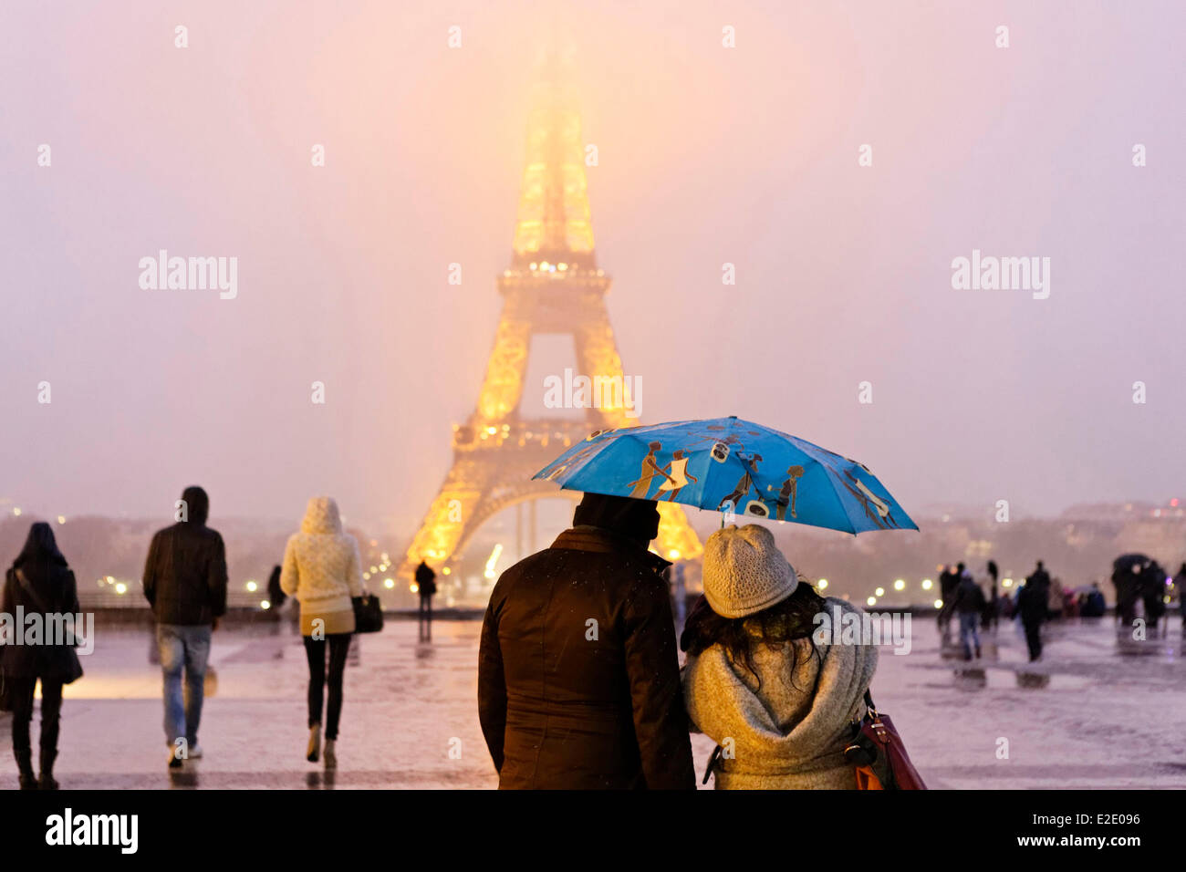 France Paris la Tour Eiffel lumineuse (® SETE-Illuminations Pierre ...