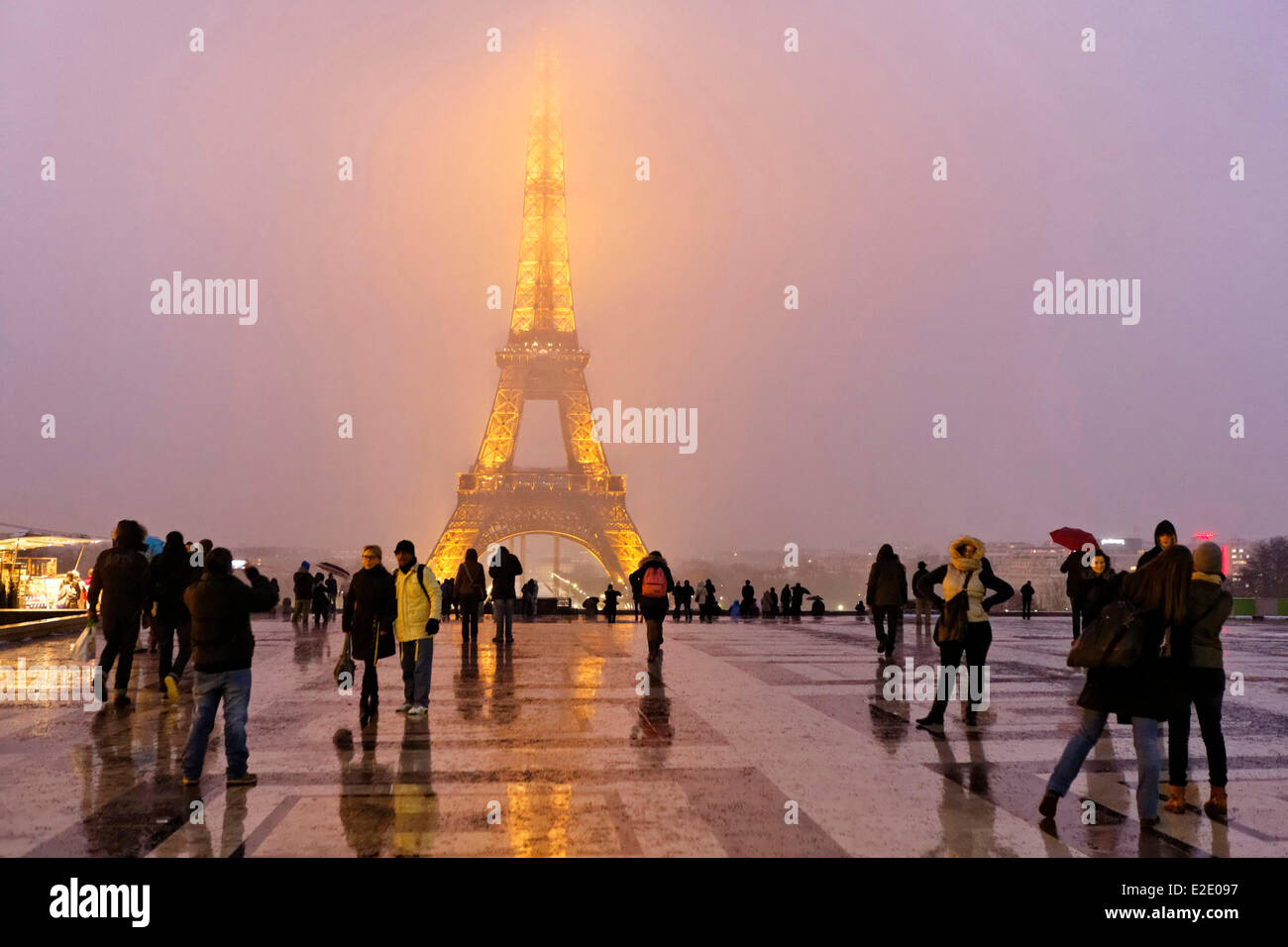 France Paris la Tour Eiffel lumineuse (® SETE-Illuminations Pierre ...