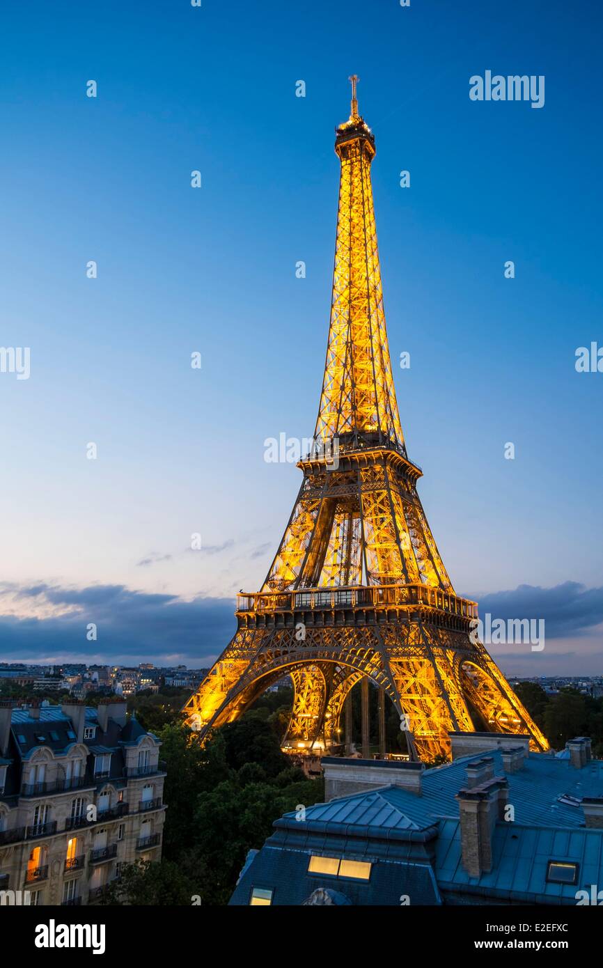 France, Paris, les toits de Paris et la Tour Eiffel lumineuse (⌐ SETE ...