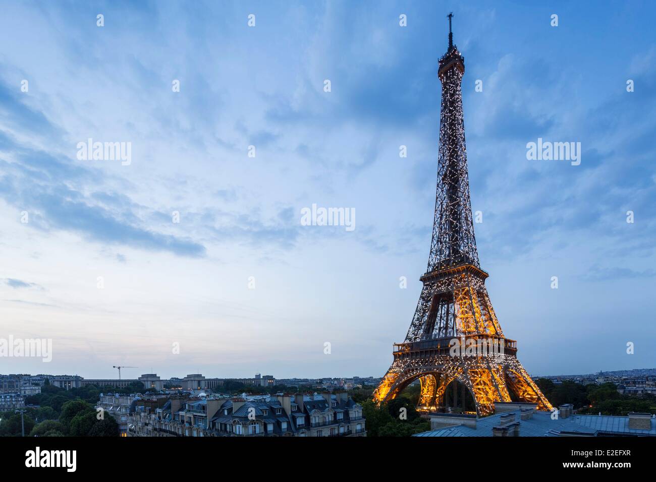 France, Paris, les toits de Paris et la Tour Eiffel lumineuse (⌐ SETE ...
