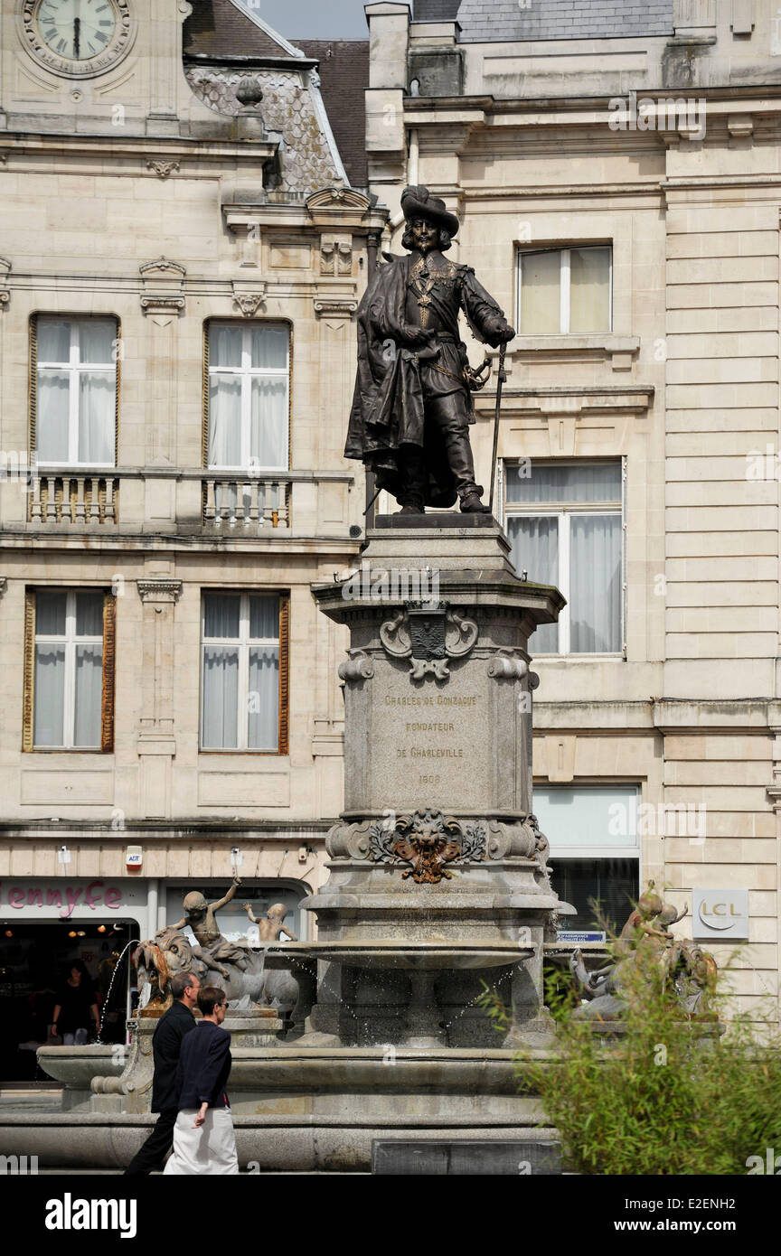 France, Ardennes, CHARLEVILLE MEZIERES, Rue de la République, la statue ...