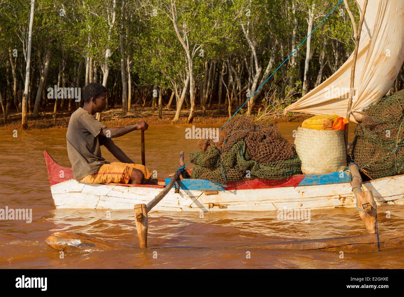 Madagascar Mahajunga Bombetoka pêcheur sur une pirogue traditionnelle à ...