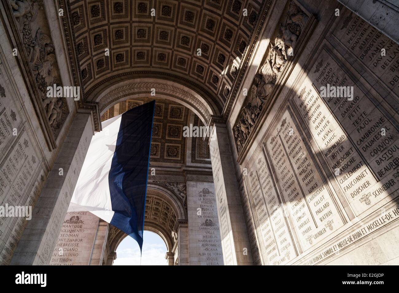 France Paris drapeau français sur Arc de Triomphe Place de l'Etoile ...