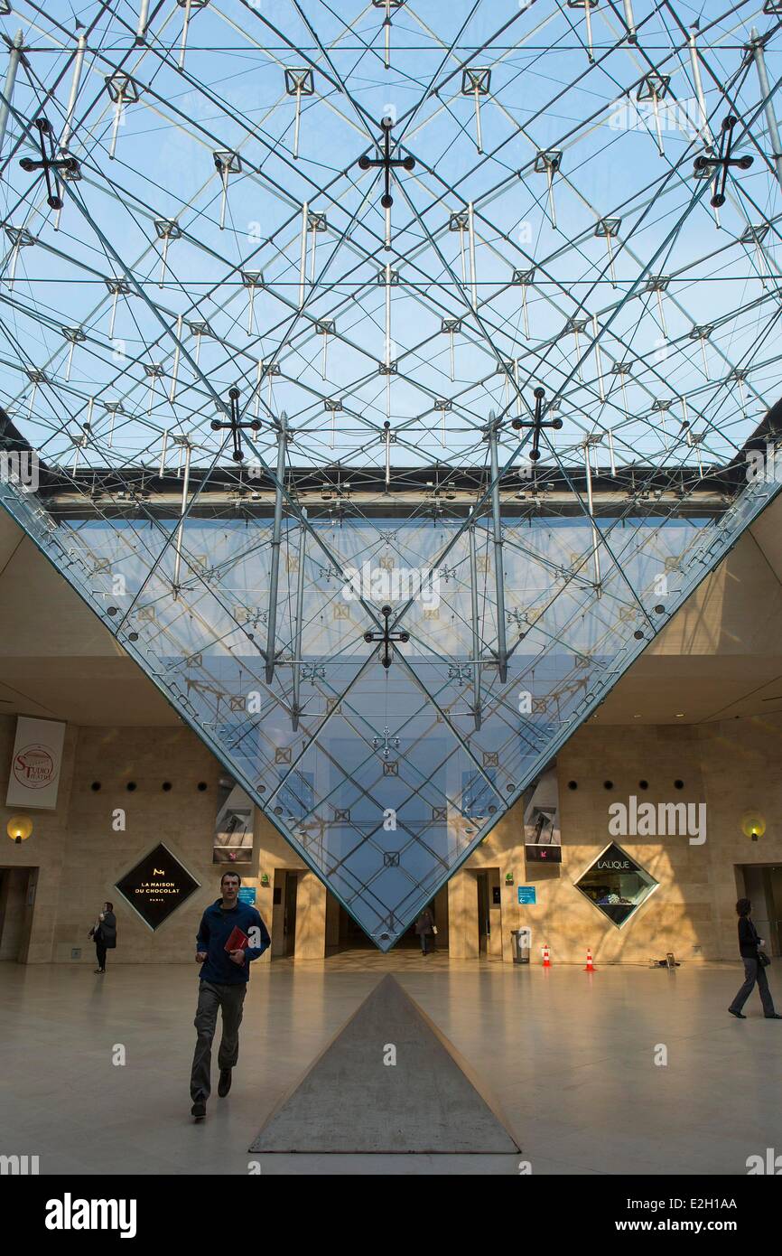 Pyramide du Louvre Paris France par l'architecte Ieoh Ming Pei pyramide ...