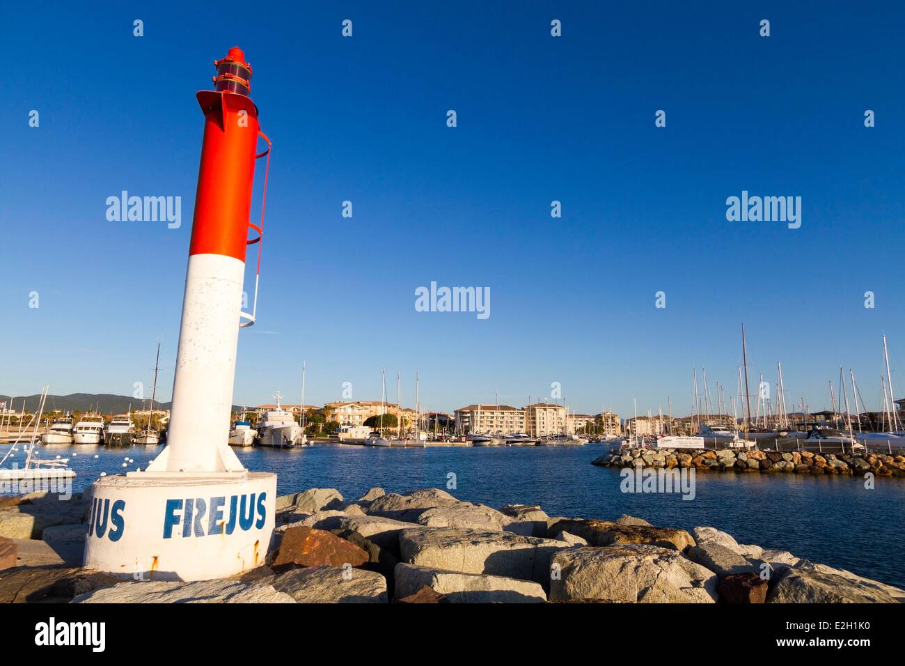 France Var Frejus Port Frejus phare à l'entrée de port Photo Stock - Alamy