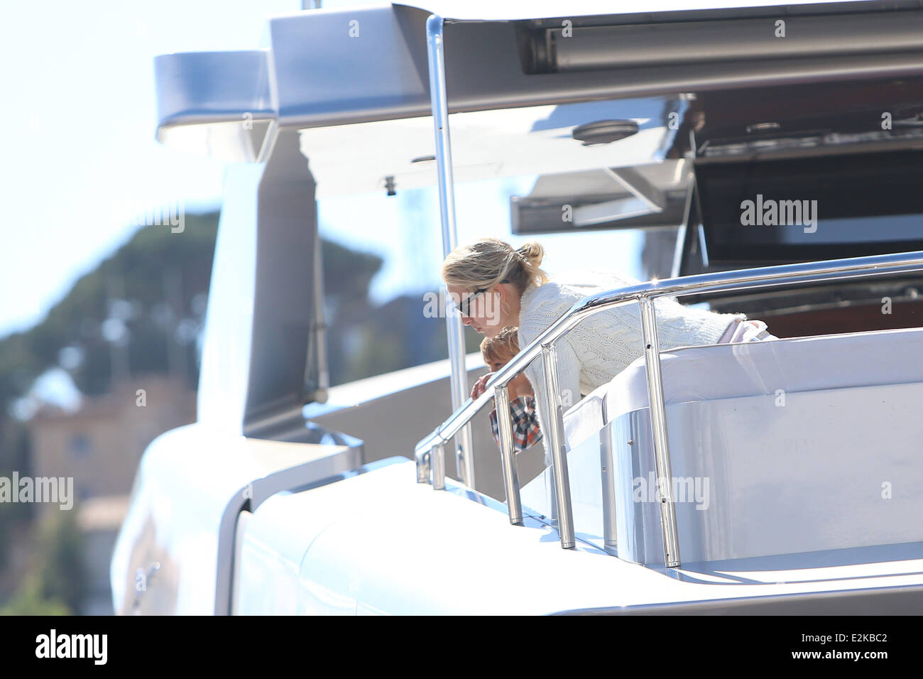 Karolina Kurkova laissant Robert Cavalli's yacht avec son fils Jack ...