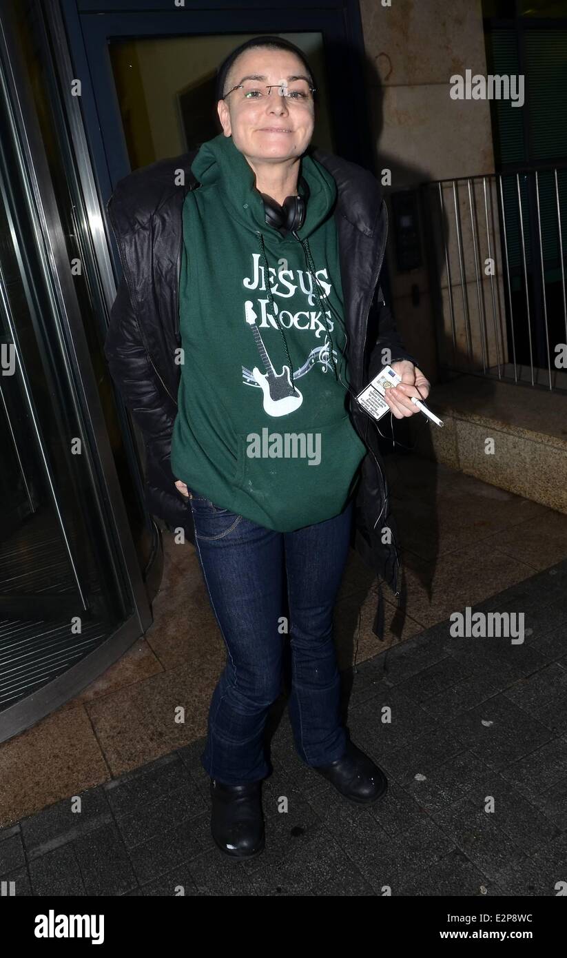 Sinead O'Connor fumer dehors Today FM studios où elle a été invité sur ...