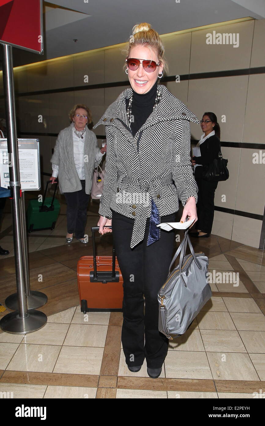 Katherine Heigl et sa mère Nancy arrivent à l'aéroport de LAX pour ...