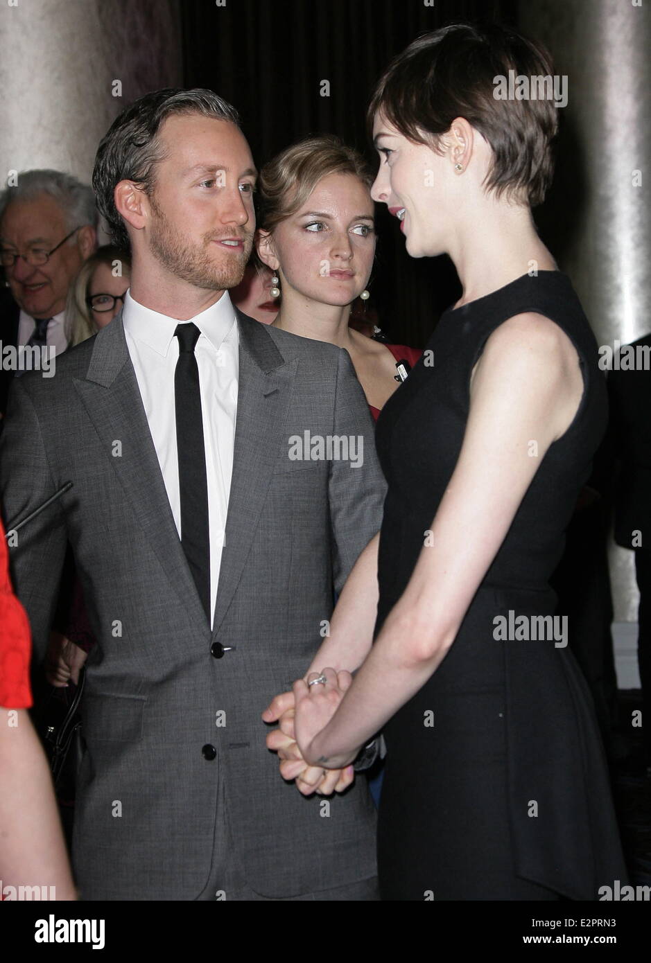 Anne hathaway and adam schulman Banque de photographies et d’images à ...