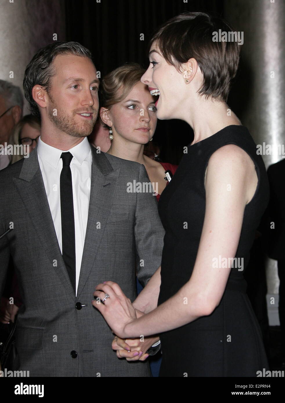 Anne hathaway and adam schulman Banque de photographies et d’images à ...