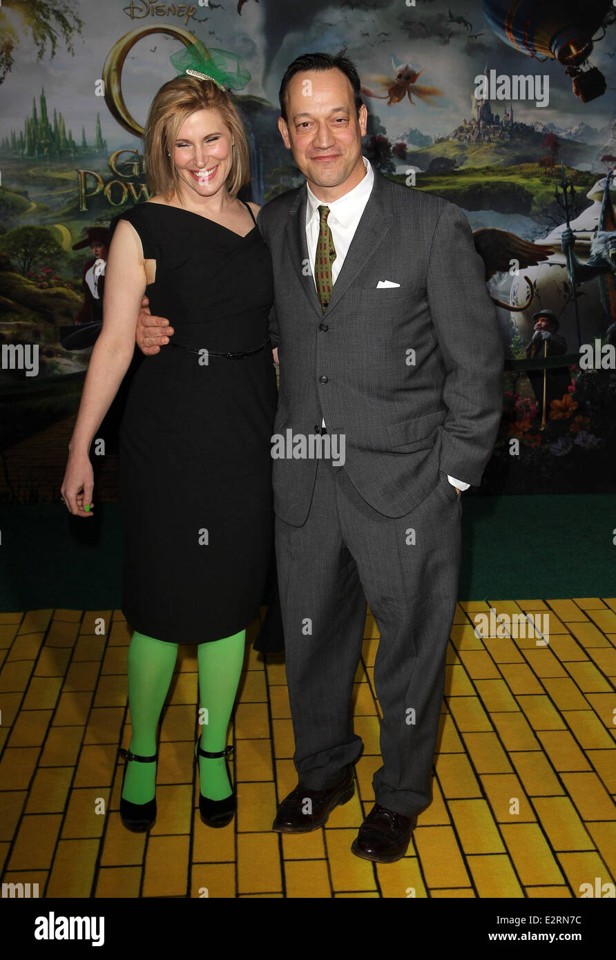 Ted raimi suzanne keilly where Banque de photographies et d’images à ...