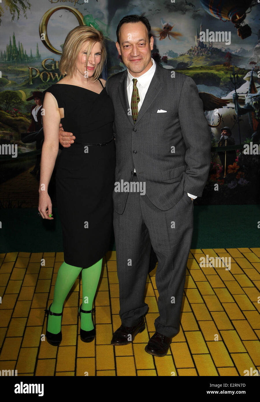 Ted raimi suzanne keilly where Banque de photographies et d’images à ...