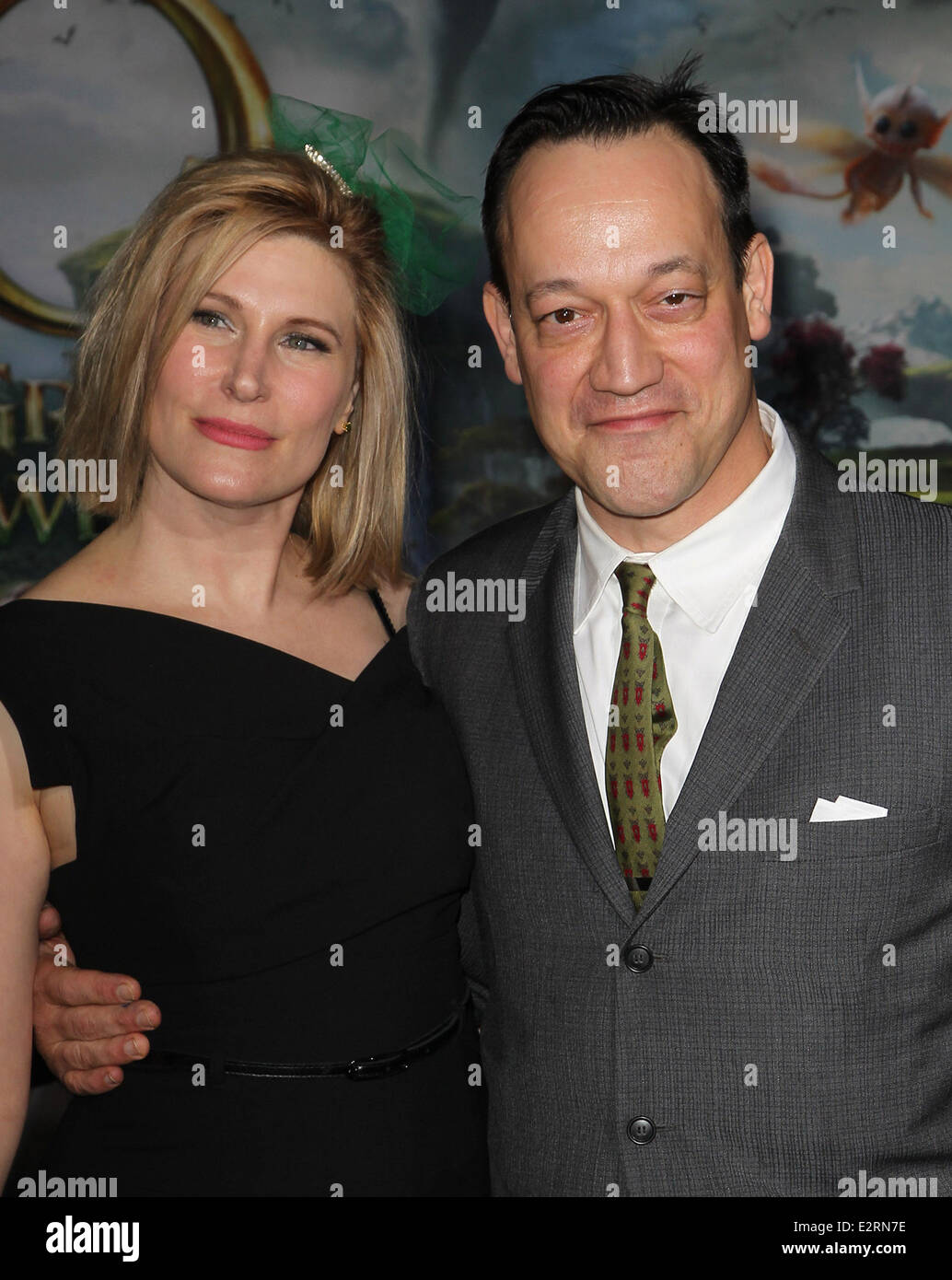 Ted raimi suzanne keilly where Banque de photographies et d’images à ...