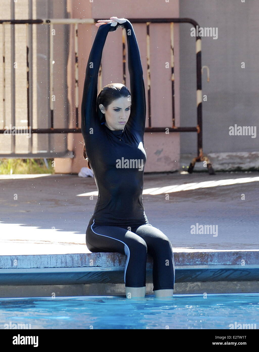 Katherine Webb vu les étirements avant de pratiquer son sous-routines ...
