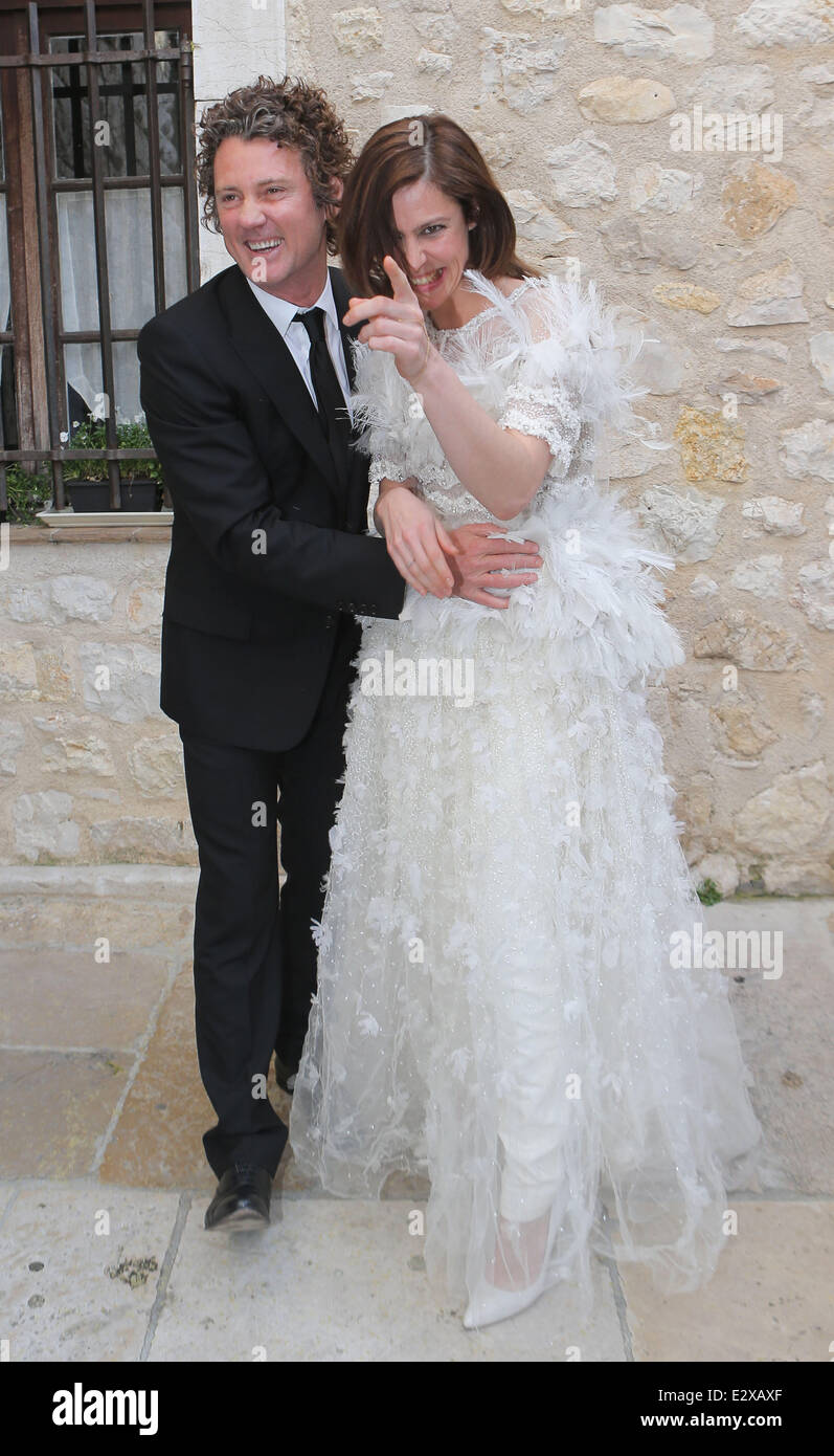 Anna Mouglalis et Vincent Rea le jour de leur mariage à Saint Paul de ...