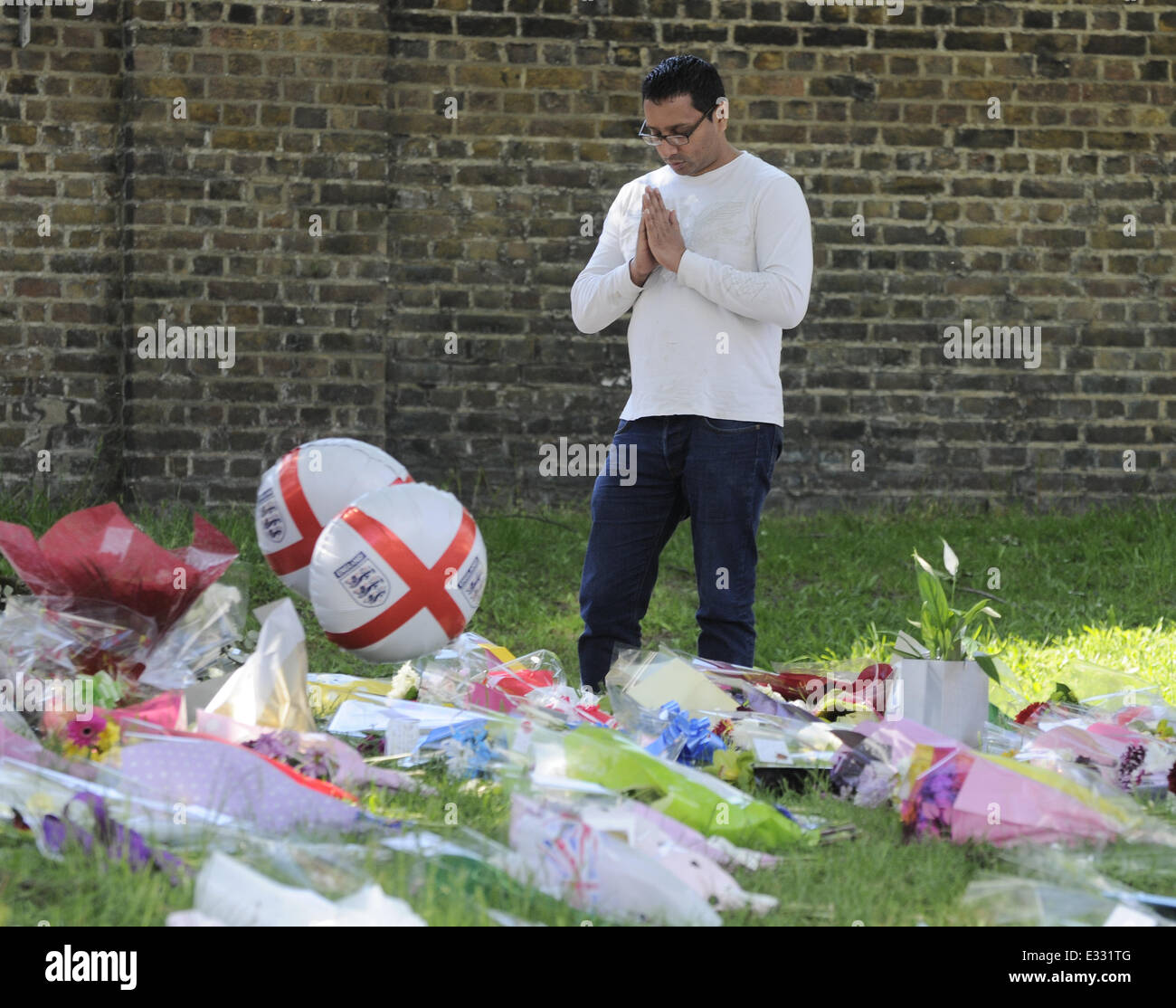 Les membres du public déposent des fleurs et rendre hommage à la scène ...