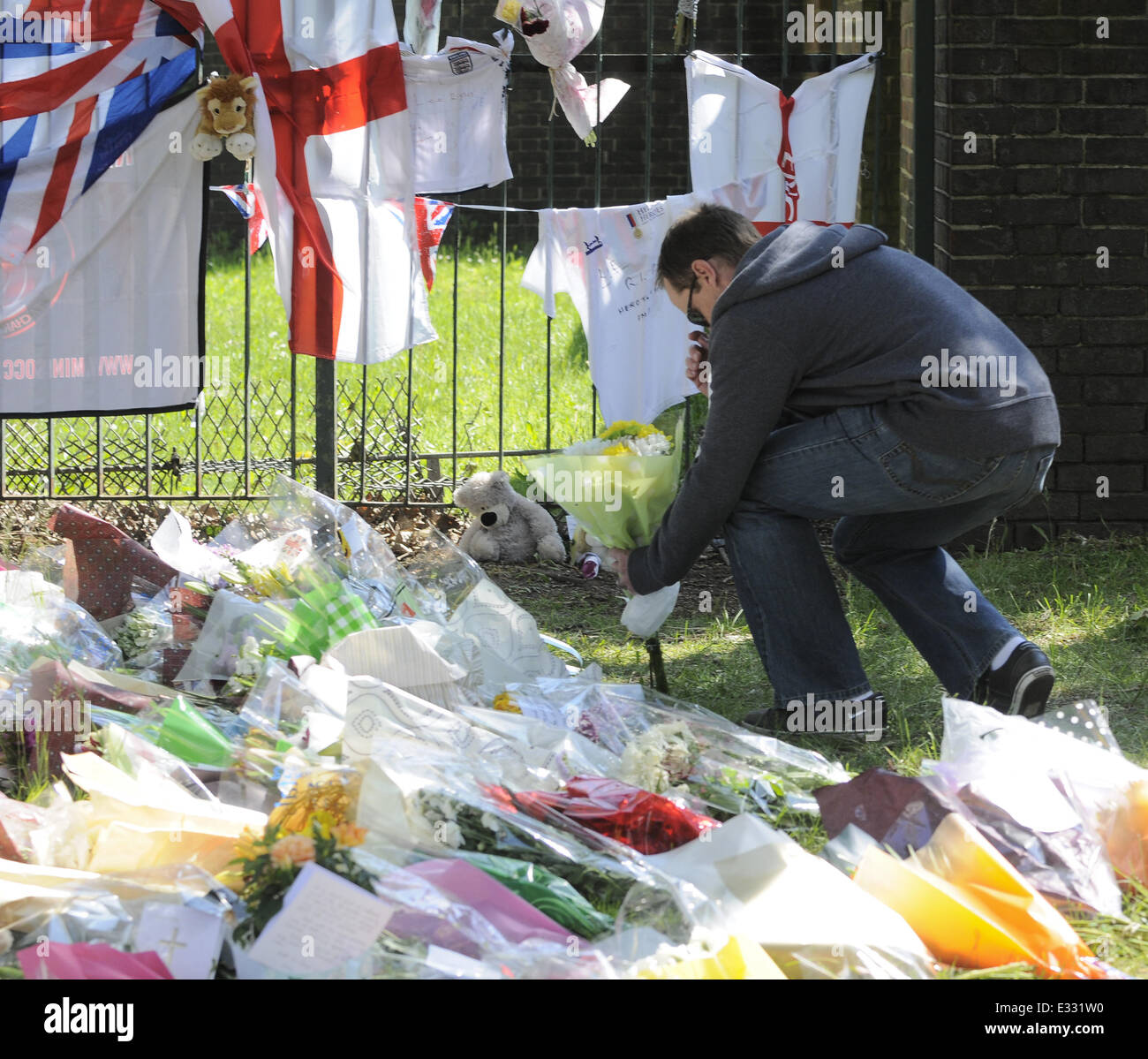 Les membres du public déposent des fleurs et rendre hommage à la scène ...