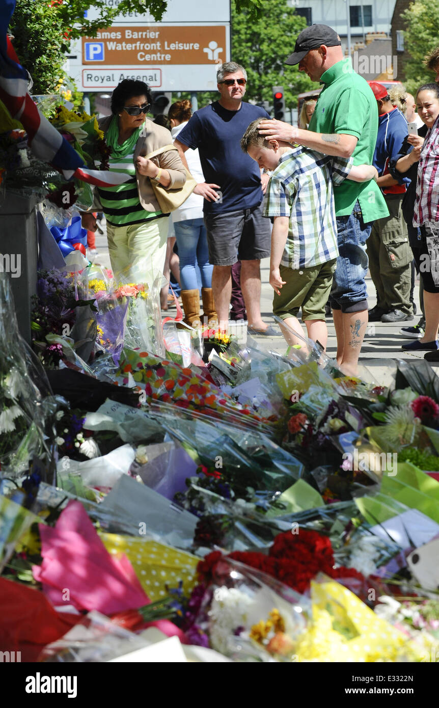 Les membres du public déposent des fleurs et rendre hommage à la scène ...