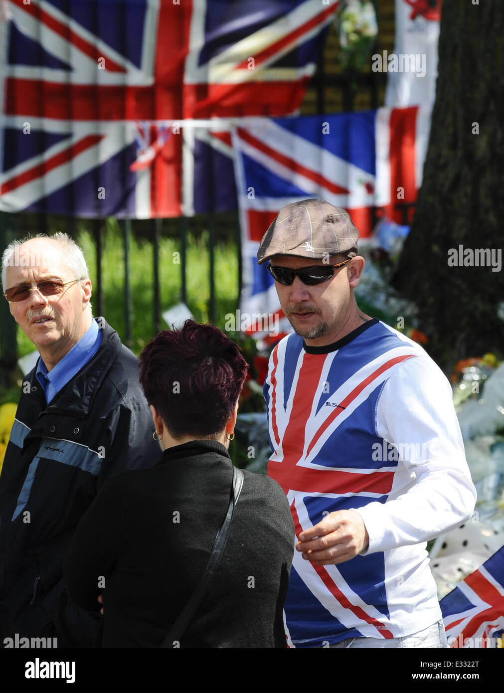 Les membres du public déposent des fleurs et rendre hommage à la scène ...