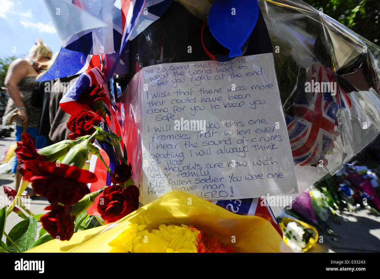 Les membres du public déposent des fleurs et rendre hommage à la scène ...