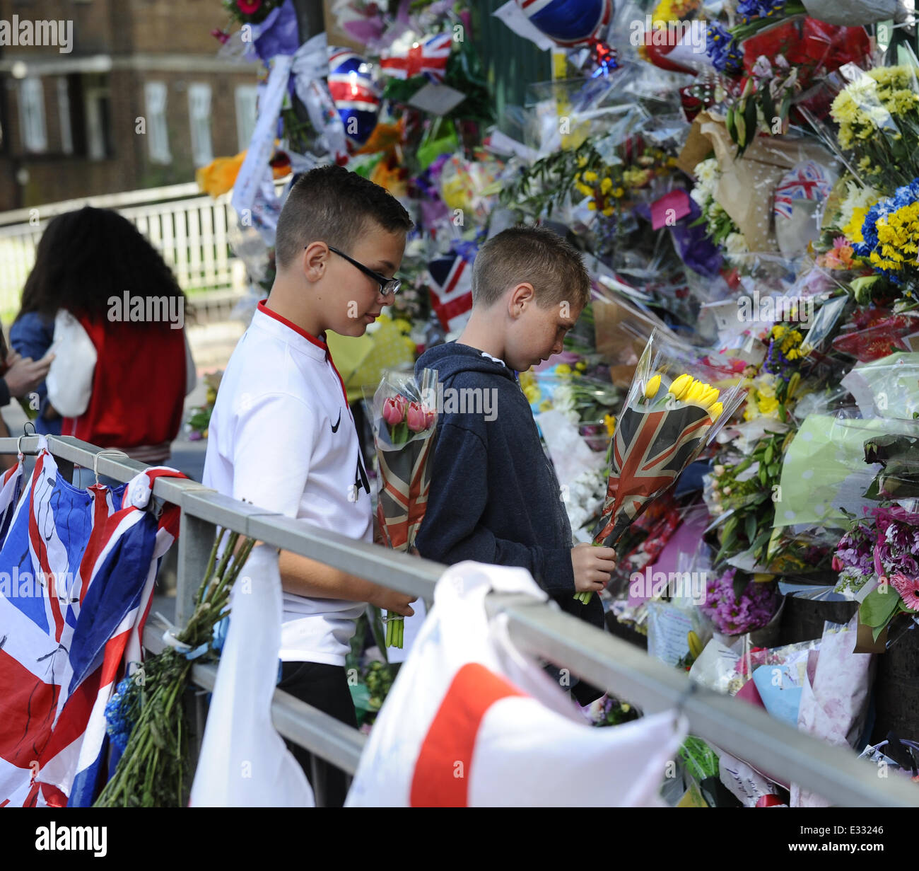 Les membres du public déposent des fleurs et rendre hommage à la scène ...