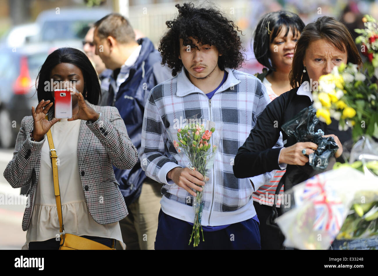 Les membres du public déposent des fleurs et rendre hommage à la scène ...