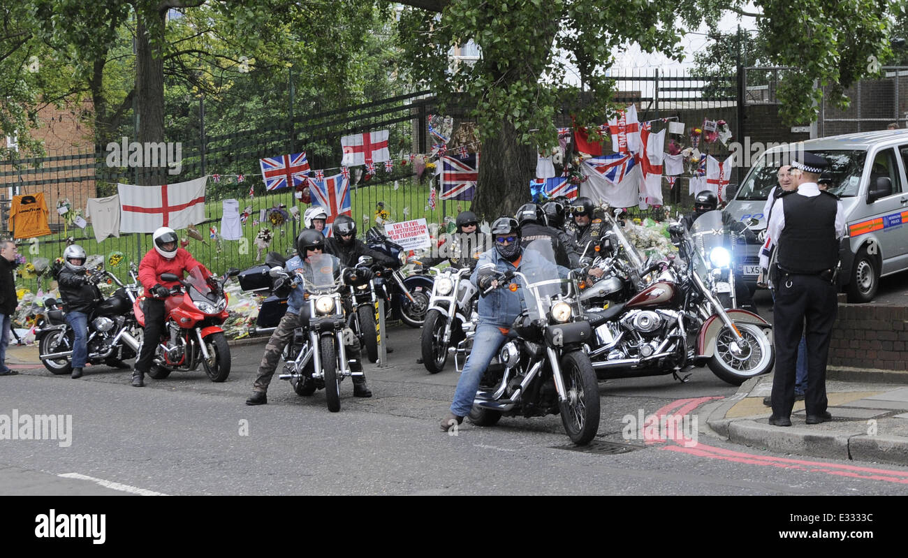 Les membres du public et la Légion britannique déposent des fleurs et ...