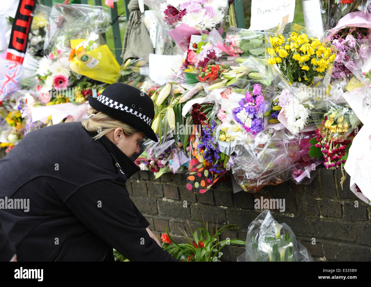 Les membres du public et la Légion britannique déposent des fleurs et ...