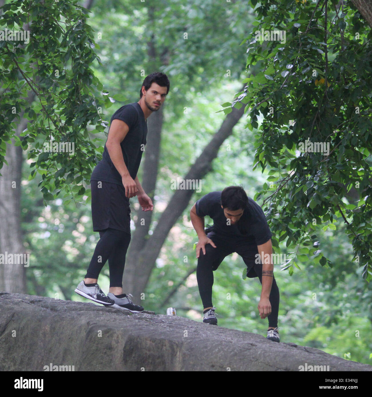 Taylor Lautner éblouit ses fans battant de roche en roche sur le ...