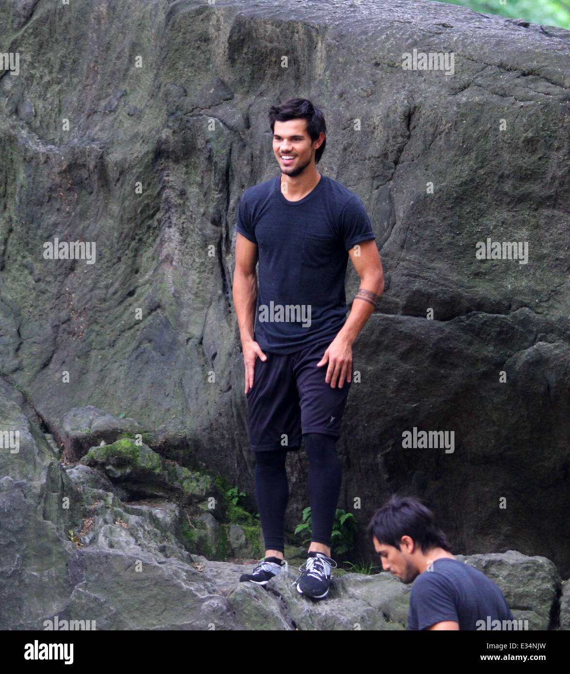 Taylor Lautner éblouit ses fans battant de roche en roche sur le ...