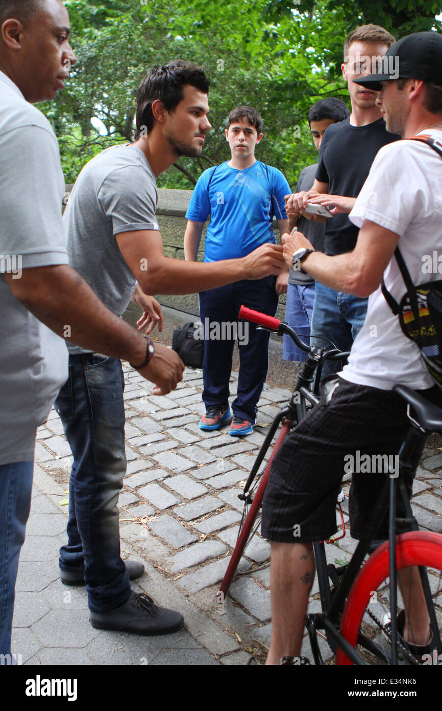 Taylor Lautner éblouit ses fans battant de roche en roche sur le ...