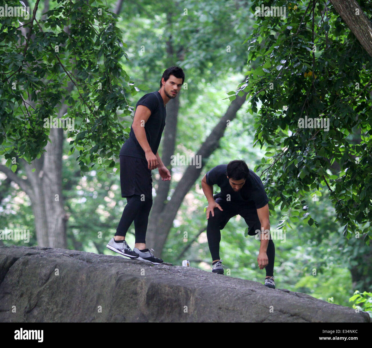 Taylor Lautner éblouit ses fans battant de roche en roche sur le ...