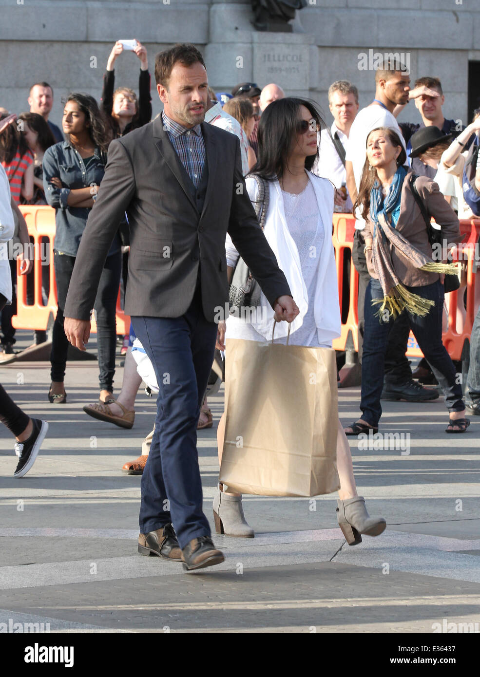 Jonny Lee Miller And Lucy Liu Banque d'image et photos - Alamy